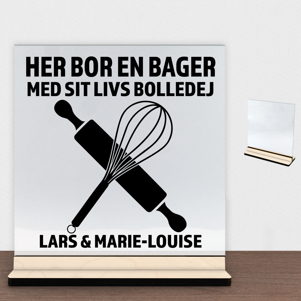 Her bor en bager design 1 | Glasskilt inkl. fod (poppel krydsfinér ...